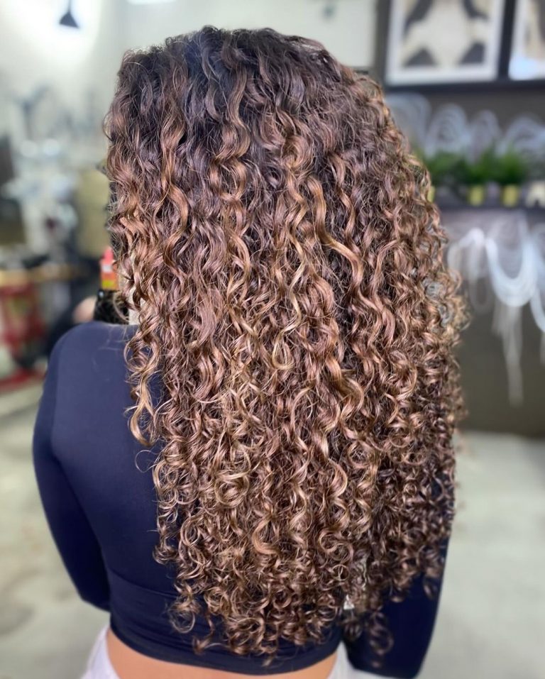 20 ideas de balayage rizado para realzar la textura de tu cabello