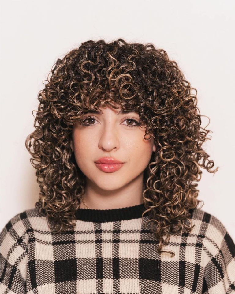 20 ideas de balayage rizado para realzar la textura de tu cabello