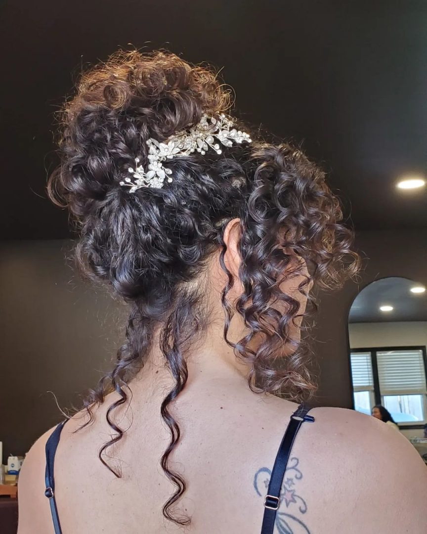 19 Inspiring Curly Prom Hairstyles Perfect For Your Big Night