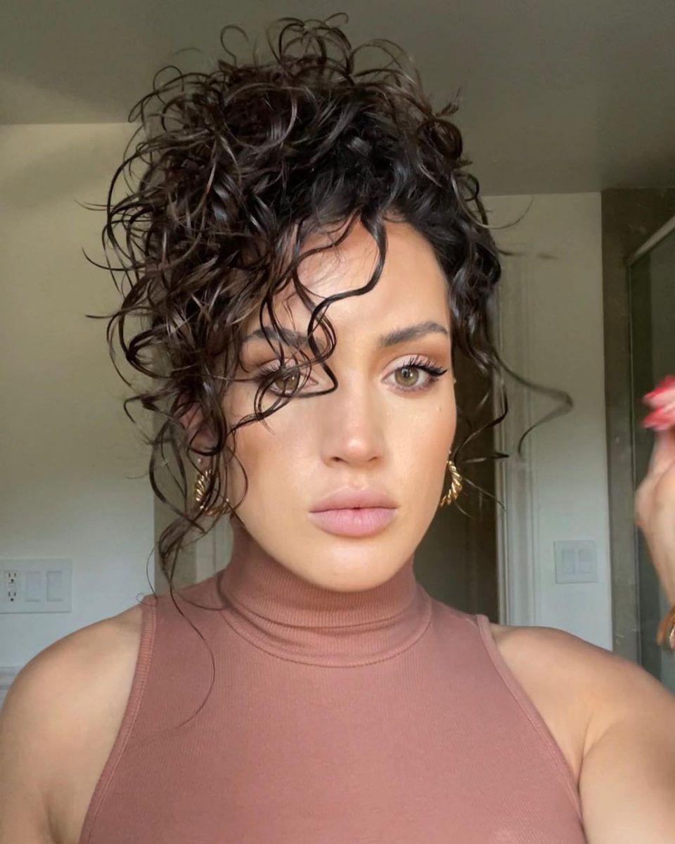 19 Inspiring Curly Prom Hairstyles Perfect For Your Big Night