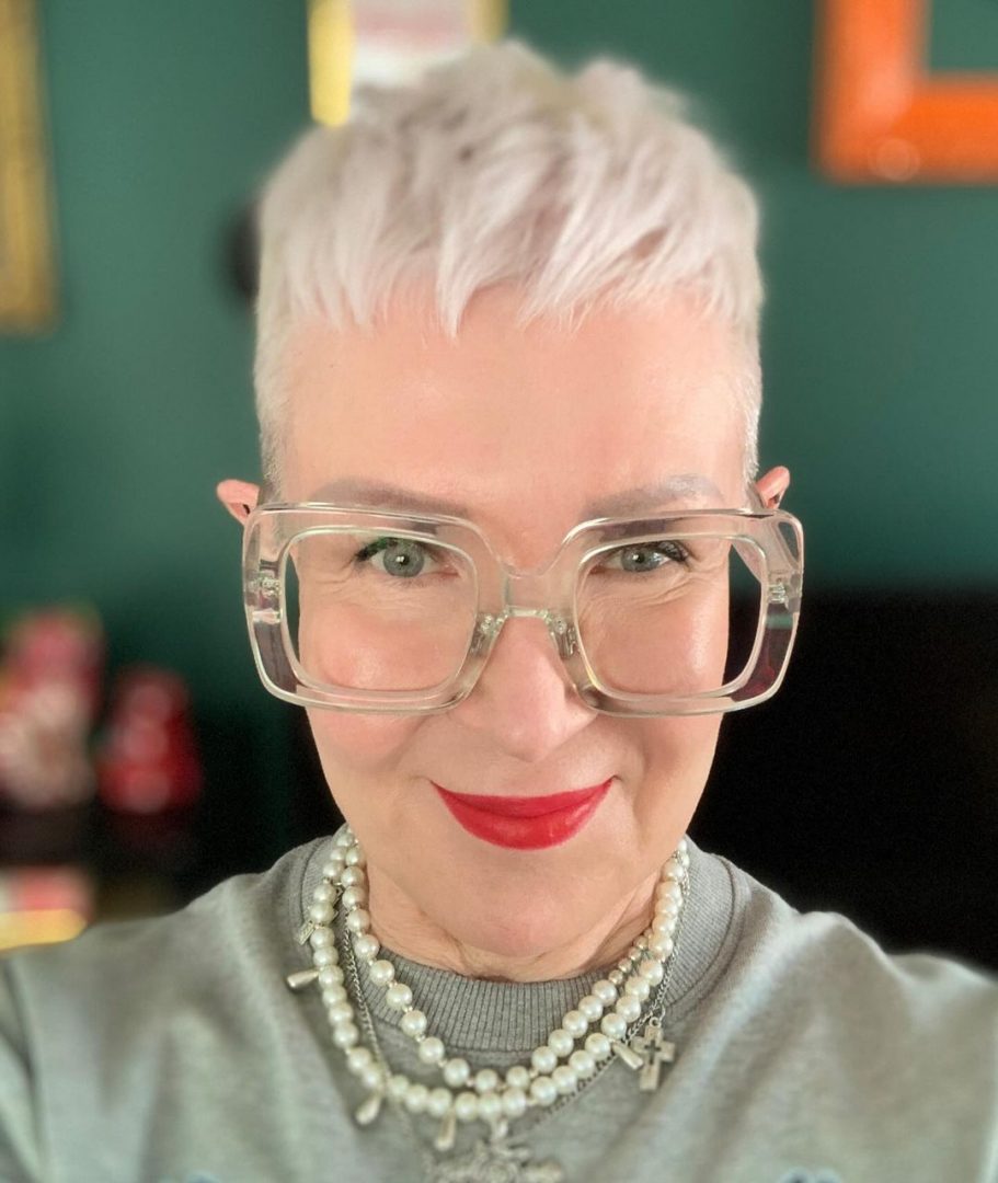 20 Meilleures coiffures pour les femmes de plus de 60 ans au visage rond