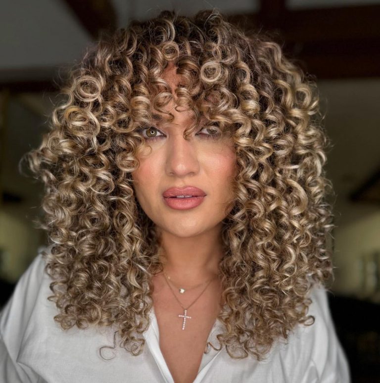 20 ideas de balayage rizado para realzar la textura de tu cabello