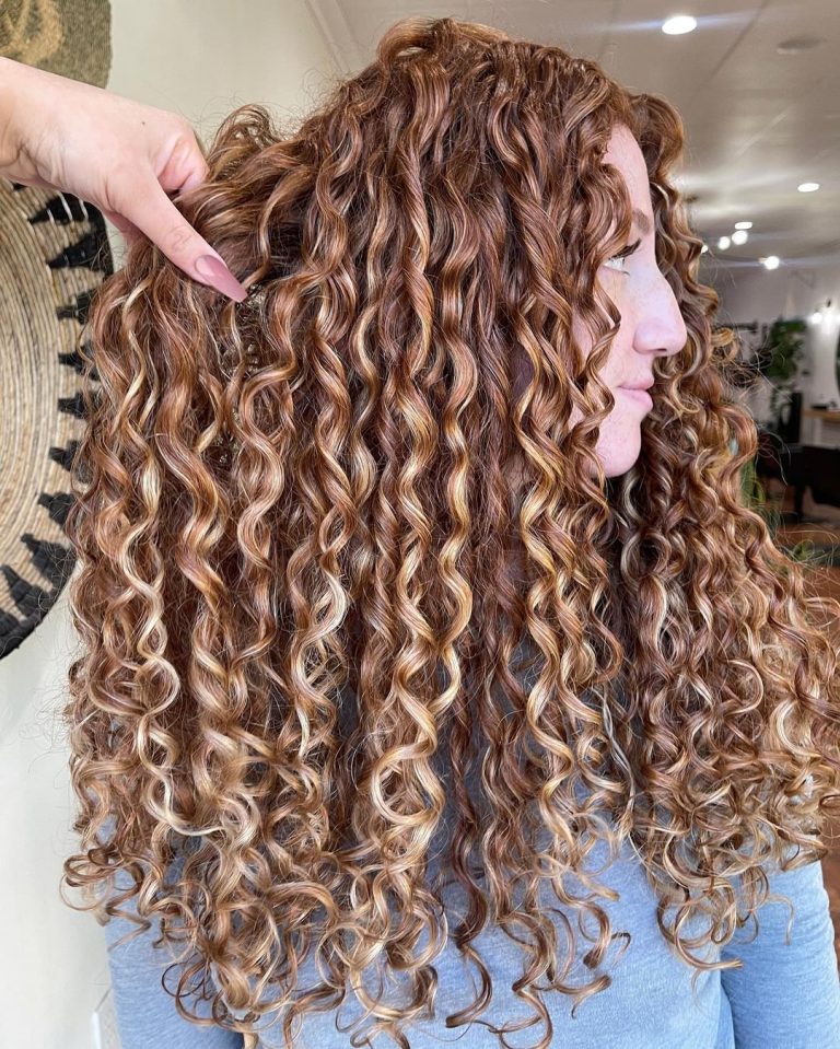 20 ideas de balayage rizado para realzar la textura de tu cabello