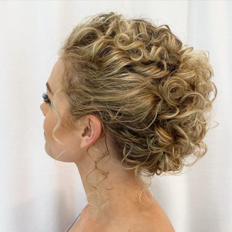 19 Inspiring Curly Prom Hairstyles Perfect For Your Big Night