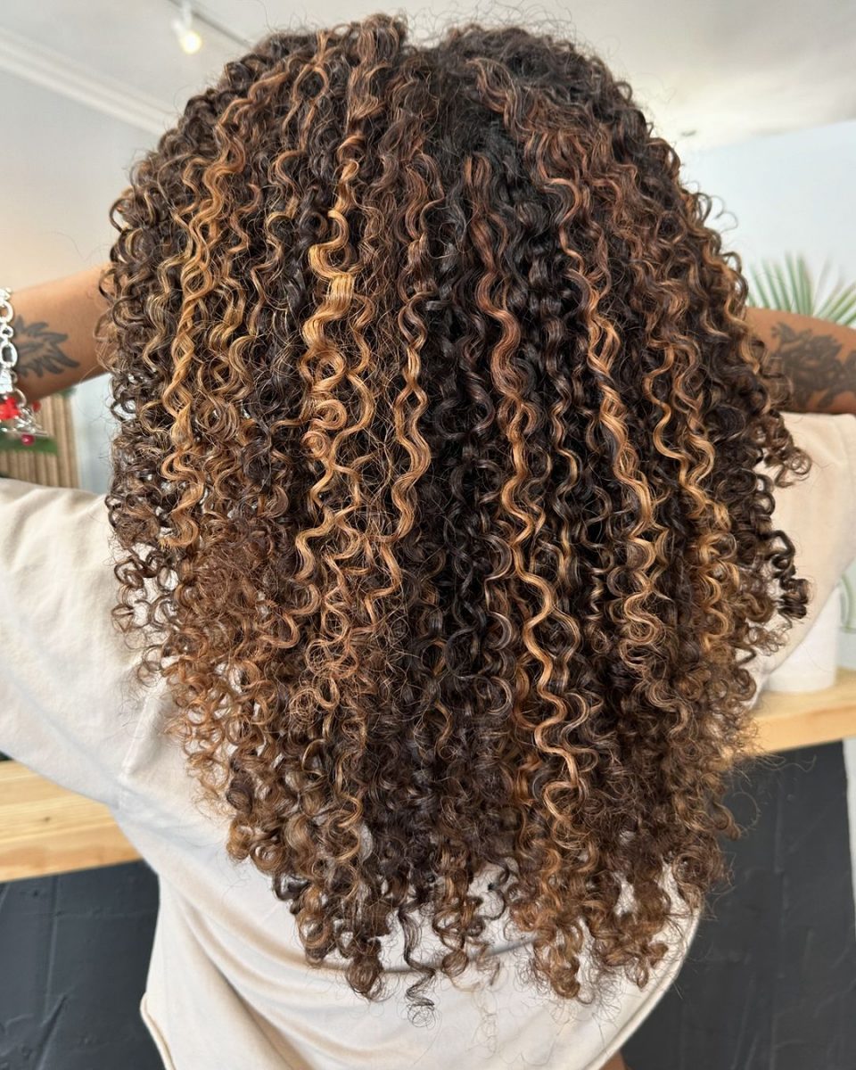 El pelo rizado con mechas caramelo es el estilo más buscado de 2024