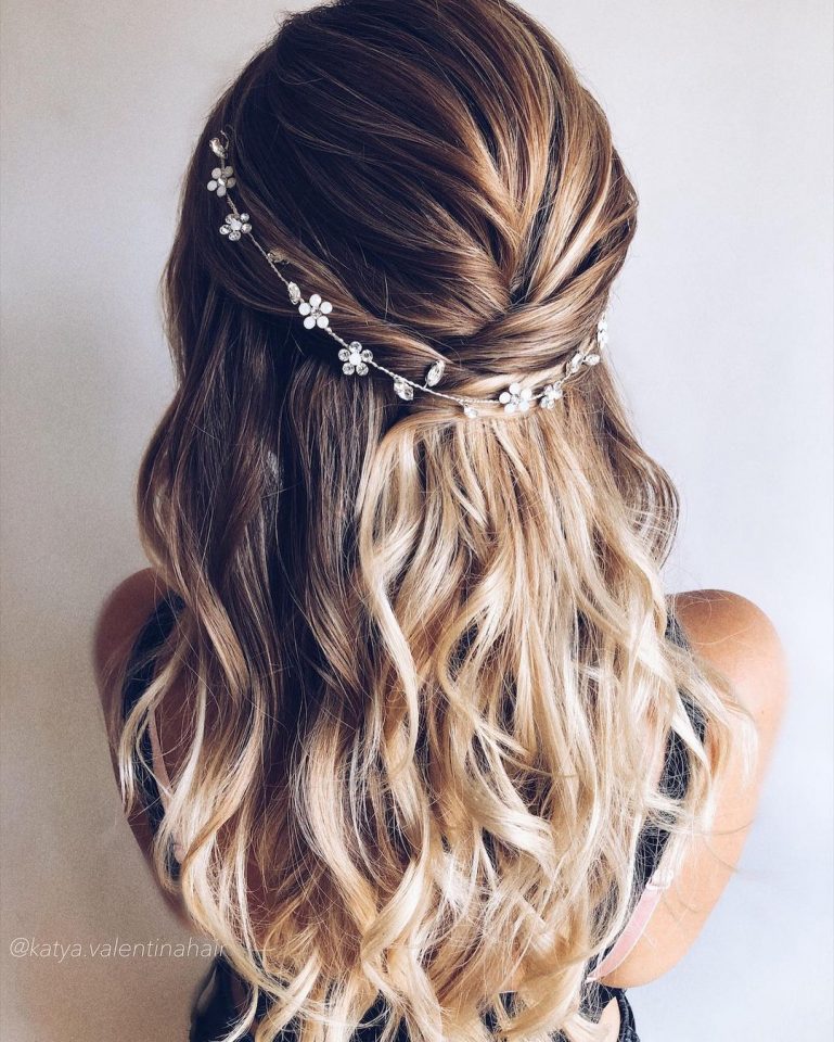 21 Knockout Pool Party Hairstyles You'll Want To Wear All Summer