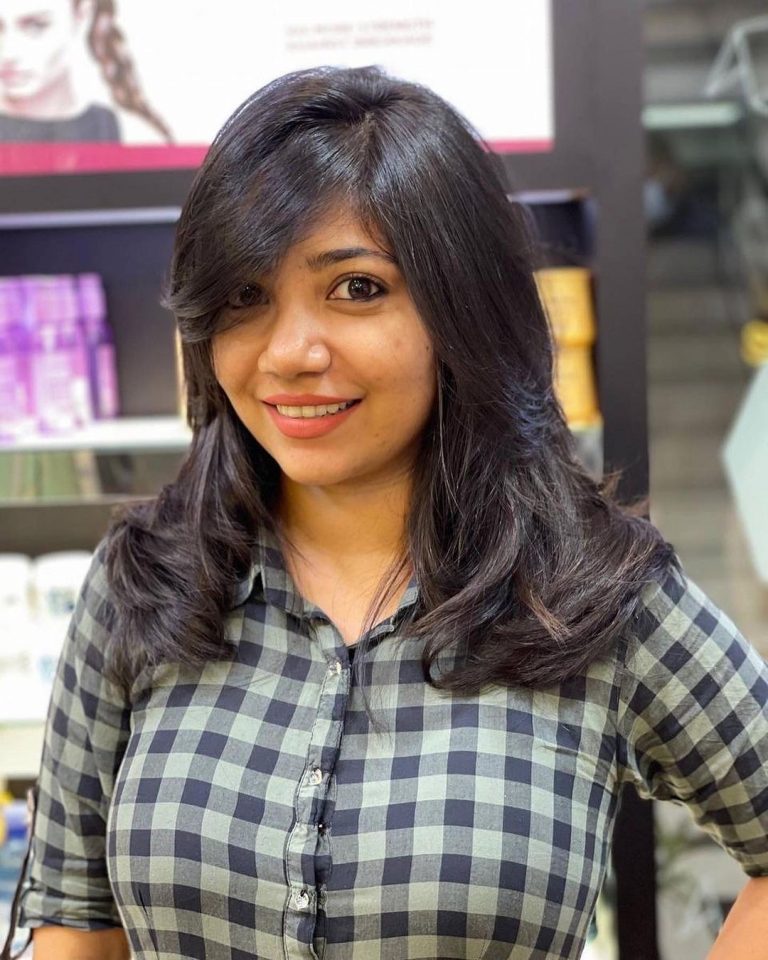 Millennial Side Bangs Are Back And Here’s How To Wear Them