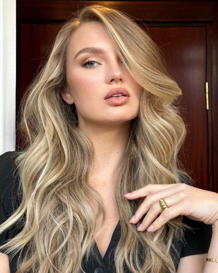 Le blond vivant est la couleur de cheveux qui ne demande que peu d ...