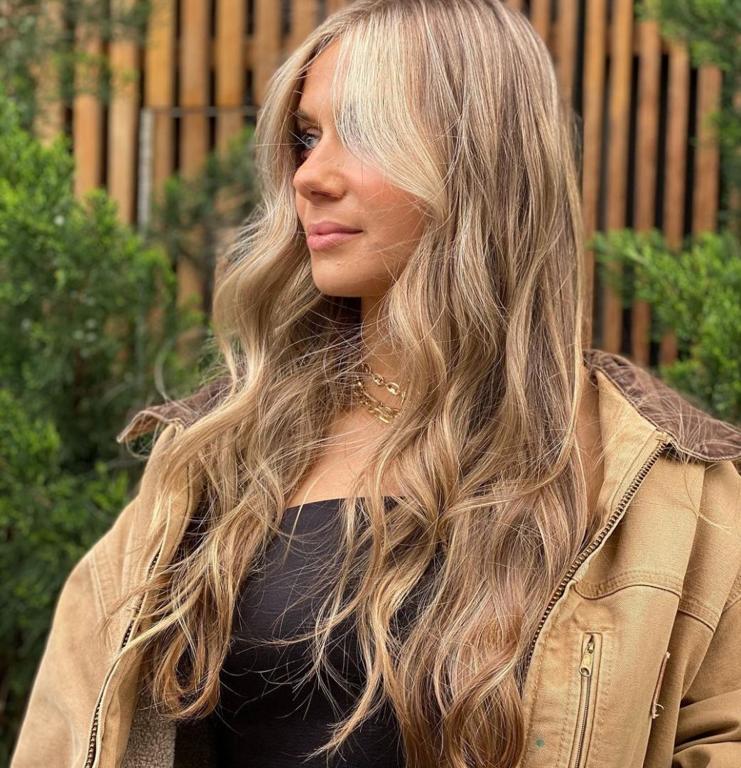 El rubio arena oscuro es el look perfecto para el final del verano