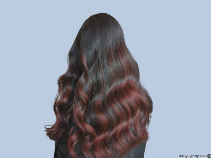 Le balayage acajou est la façon subtile d'adopter le rouge pour l'automne