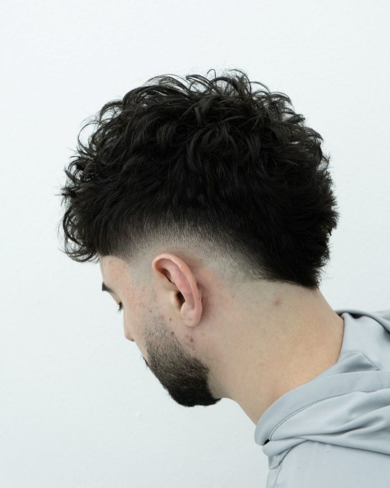Los 17 cortes de pelo más elegantes para hombres con el pelo rizado