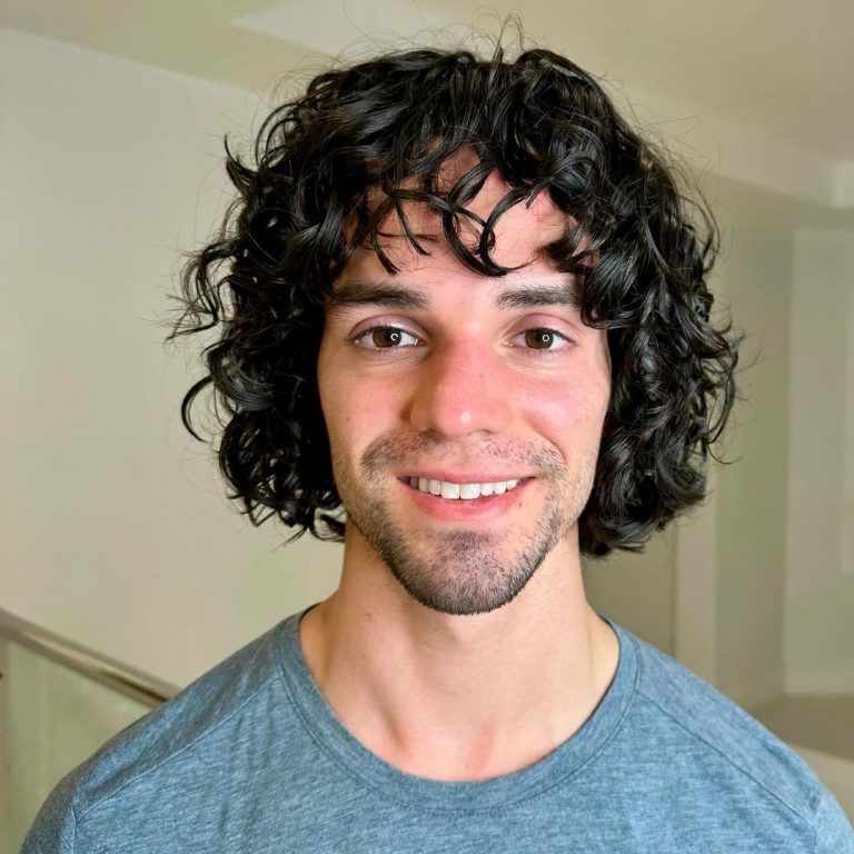 Los 17 cortes de pelo más elegantes para hombres con el pelo rizado