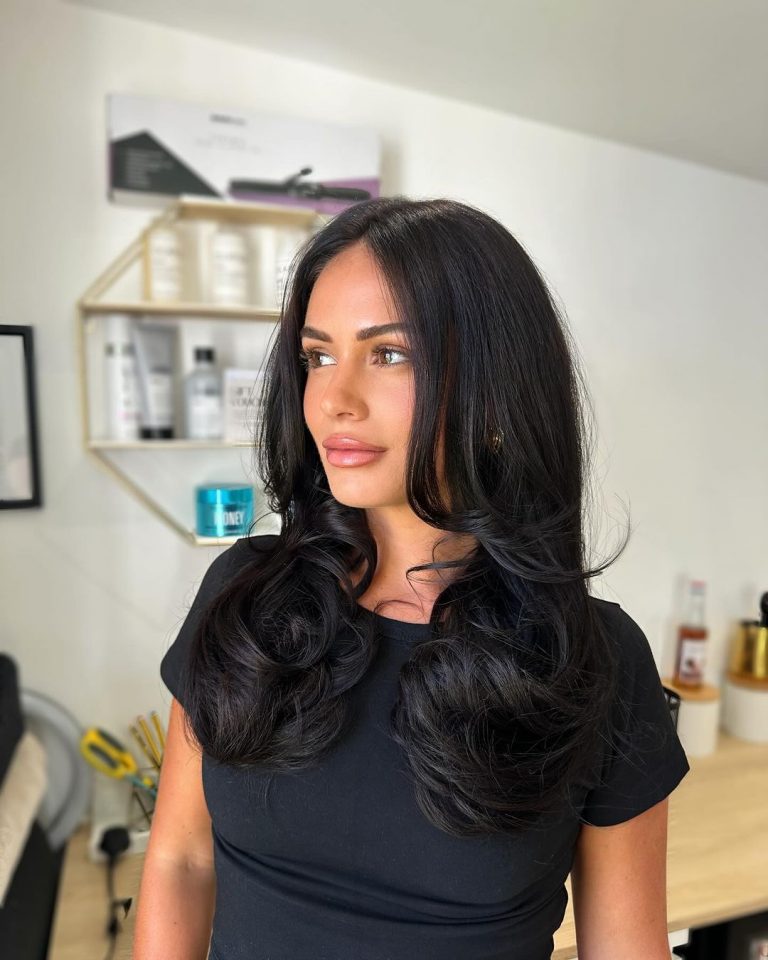 18 idées de cheveux bruns au chocolat foncé que toutes les brunes adoreront