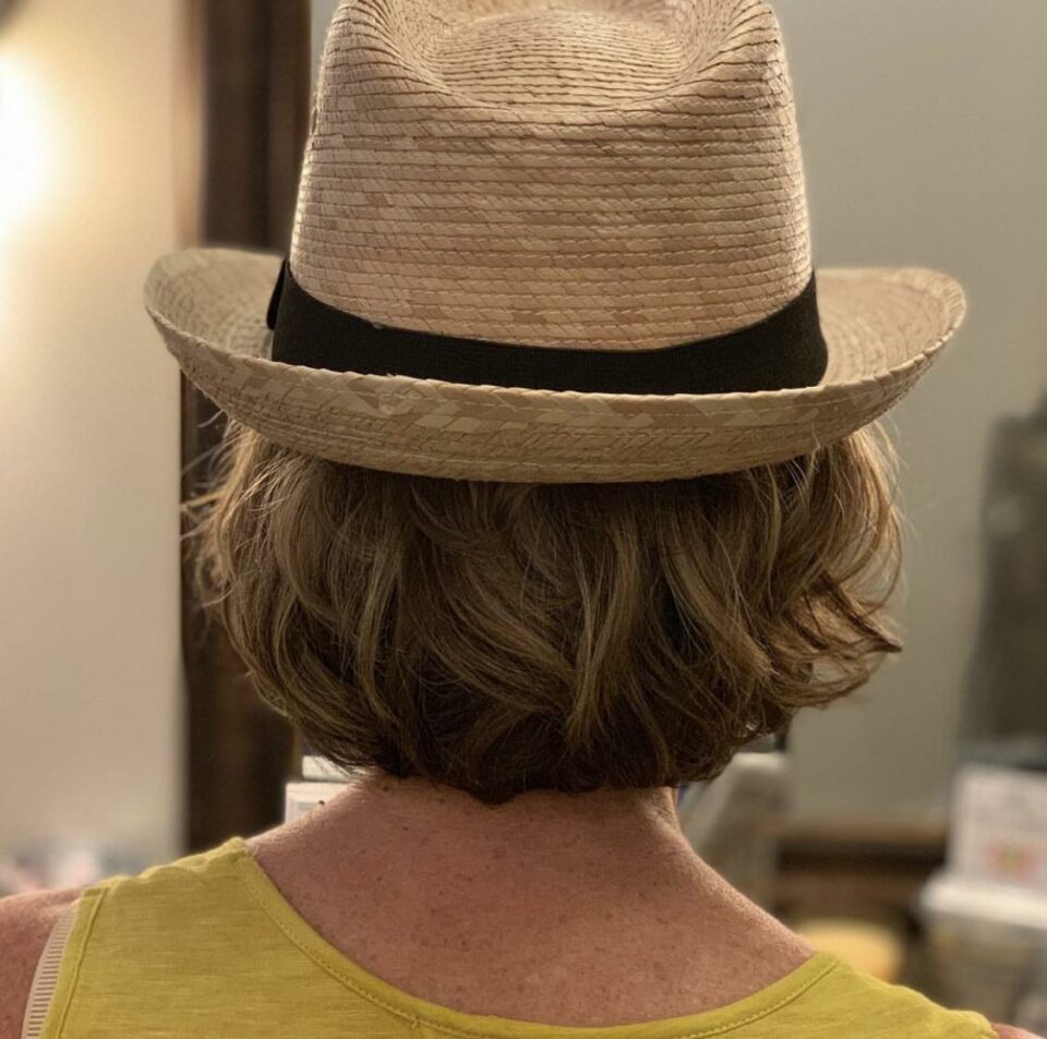 Peinados informales "Ready for Anything" para llevar con sombrero