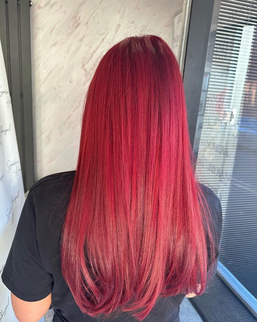 I capelli rosso vino sono la tendenza autunnale preferita da TikTok