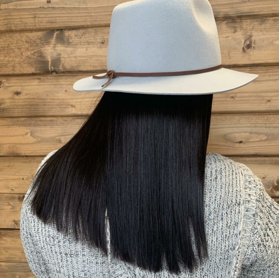 Peinados informales "Ready for Anything" para llevar con sombrero