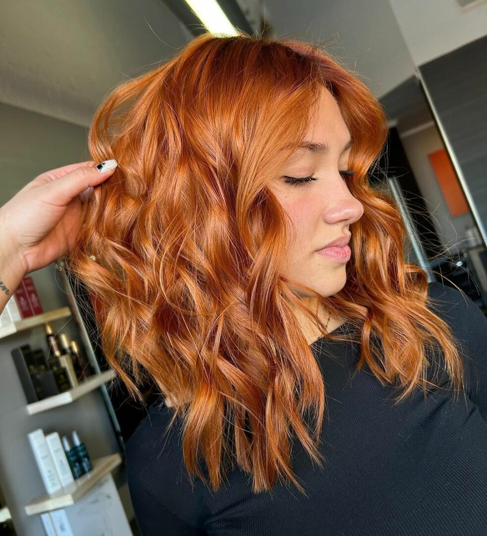 O cabelo castanho claro acobreado dará à sua pele um brilho inacreditável