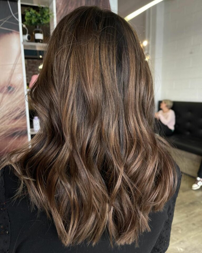 10 ideas para el pelo castaño chocolate para un otoño cálido y acogedor