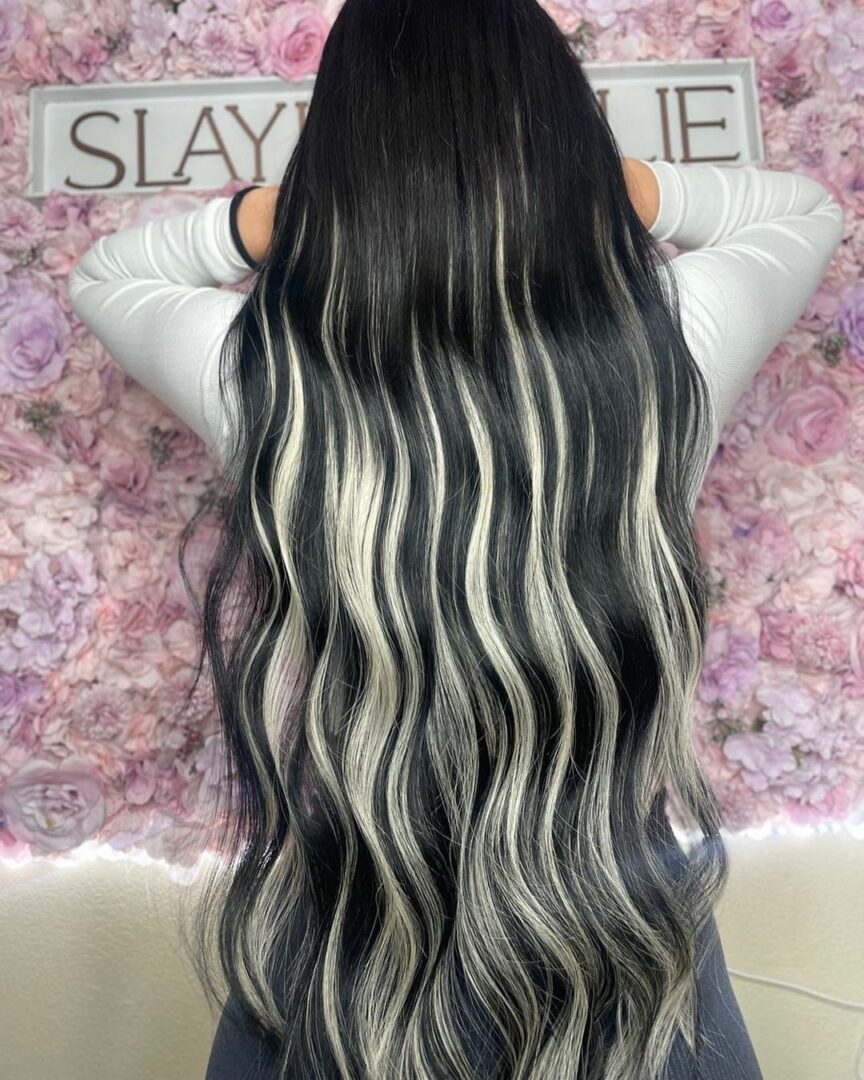 10 ideias de cabelos pretos e louros para um look fixe e de alto contraste