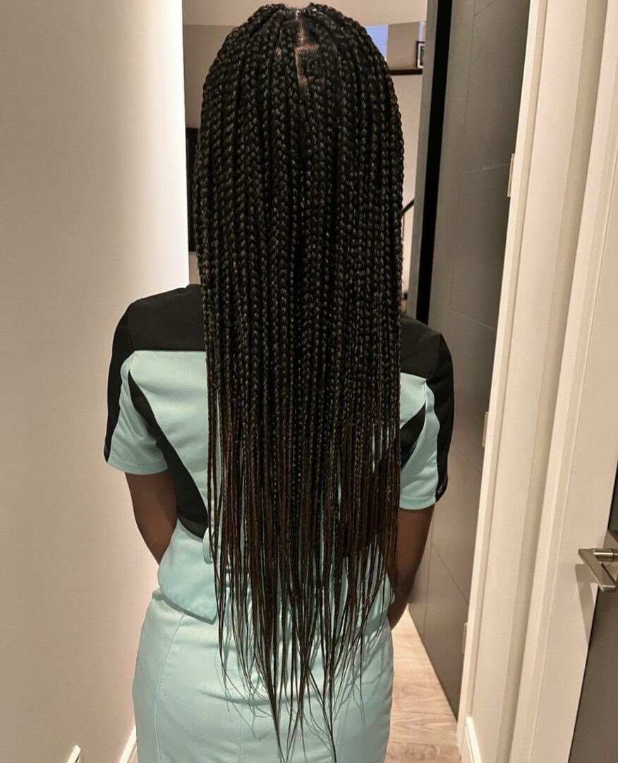 12 Medium Knotless Braids As A Trendy And Elegant Protective Style