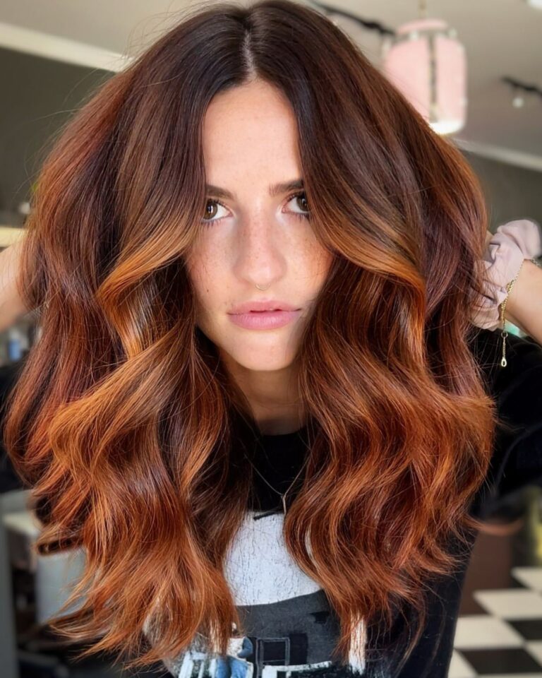 11 looks con balayage cobrizo que te encantará llevar esta temporada