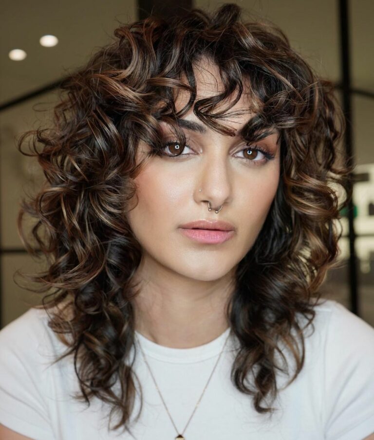 11 Gorgeous Haircuts For Medium-Length Hair To Instantly Refresh Your Look