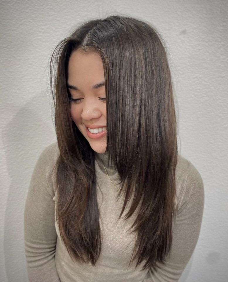 10 idées de coupes en V pour cheveux moyens avec mèches qui sont assez ...