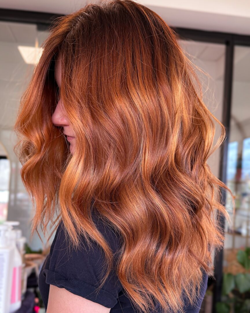 11 looks con balayage cobrizo que te encantará llevar esta temporada