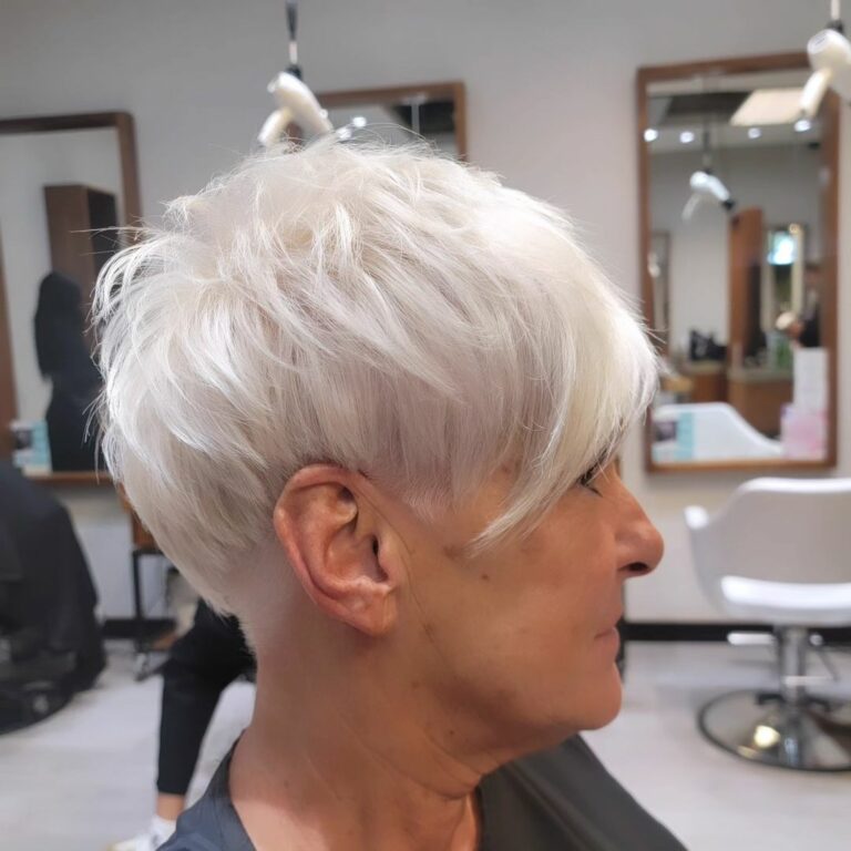 12 coiffures vivifiantes pour les femmes de plus de 60 ans aux cheveux gris