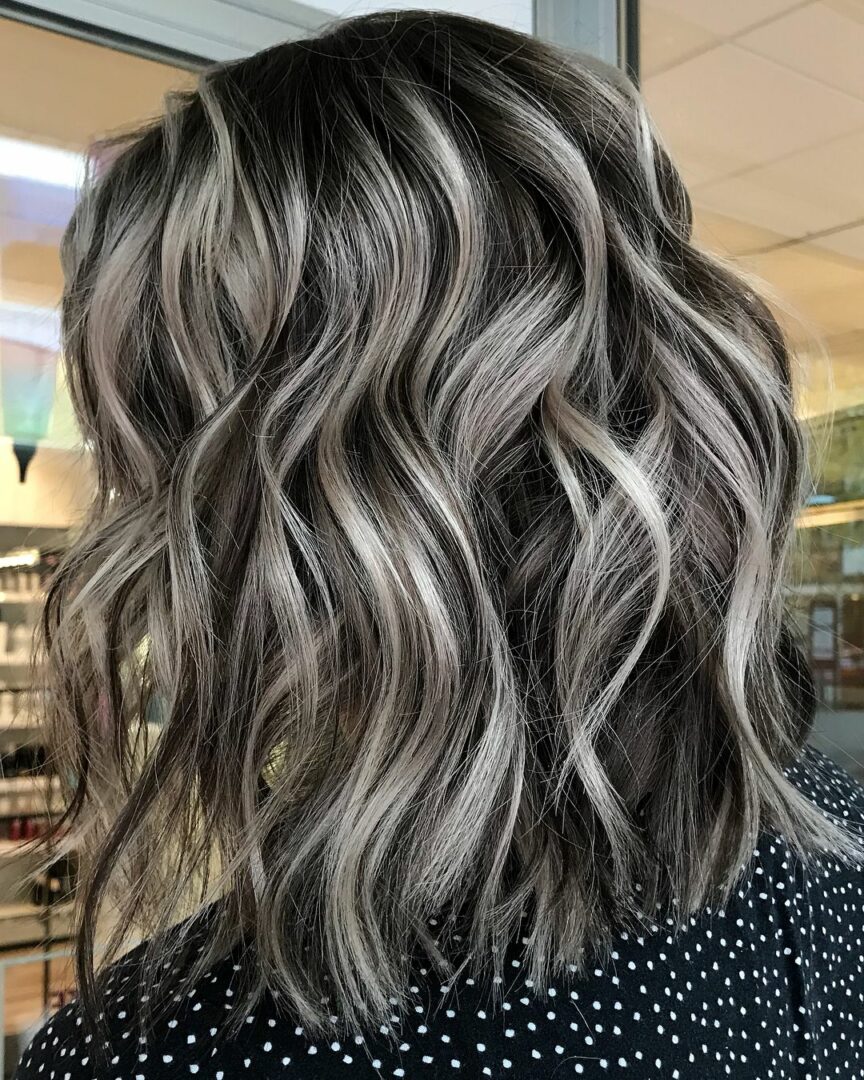 13 idées de couleurs de balayage inversées pour renverser la tradition