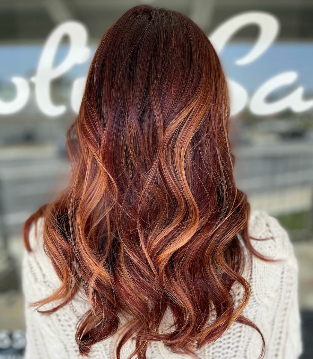 10 looks balayage rojo cobrizo que encenderán tu fuego interior