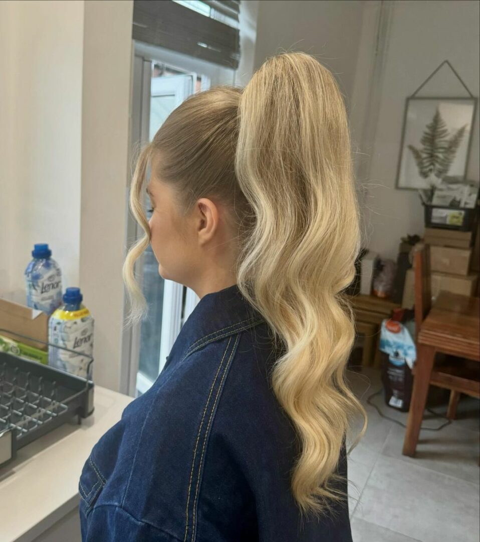 10 Poolside Hairstyles For Swimming That Are Both Waterproof And Stylish