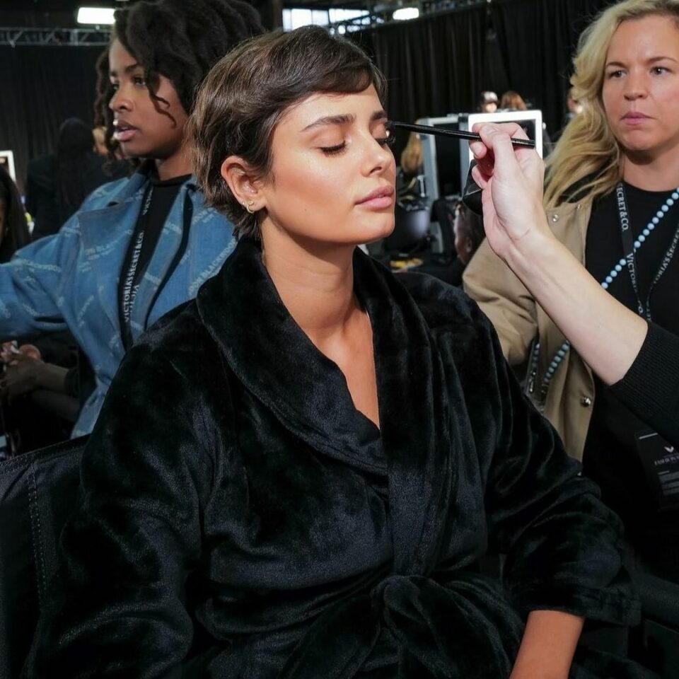 12 Dazzling Victoria’s Secret Hairstyles That Are An Instant Bombshell