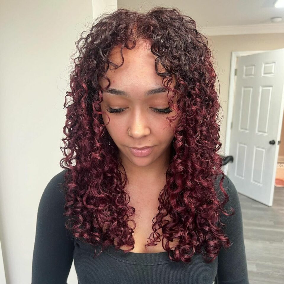 10 idées de balayage pour les cheveux bouclés afin d'ajouter un éclat ...