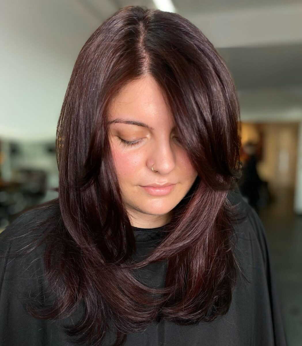 10 idées de couleurs de cheveux brun acajou foncé à essayer immédiatement