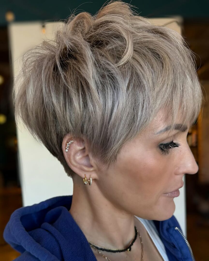 14 tagli Pixie che danno volume alle donne over 50 con capelli sottili