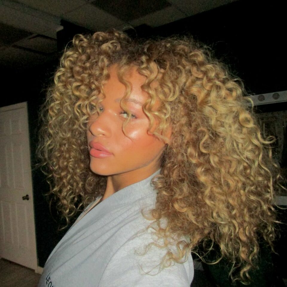 13 Stunning Face-Framing Curly Hair Ideas That Highlight Your Features ...