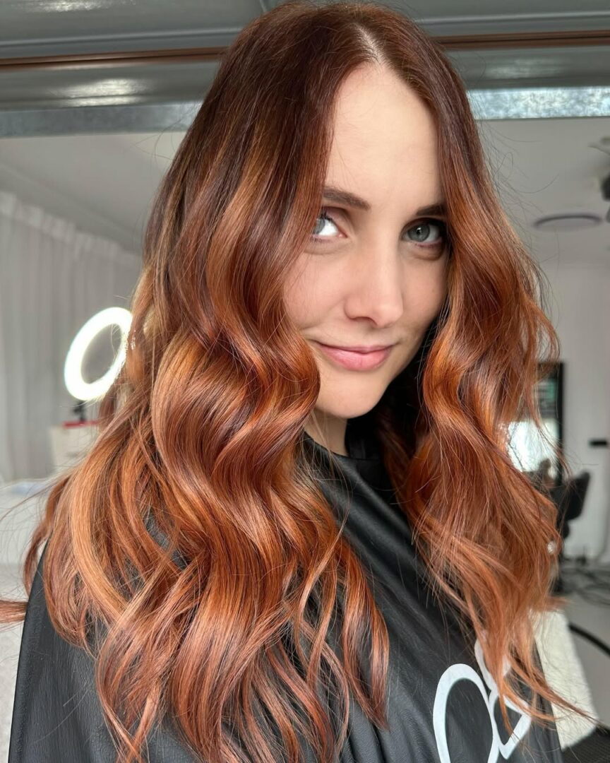 El pelo cobrizo con raíces oscuras es el estilo de bajo mantenimiento ...