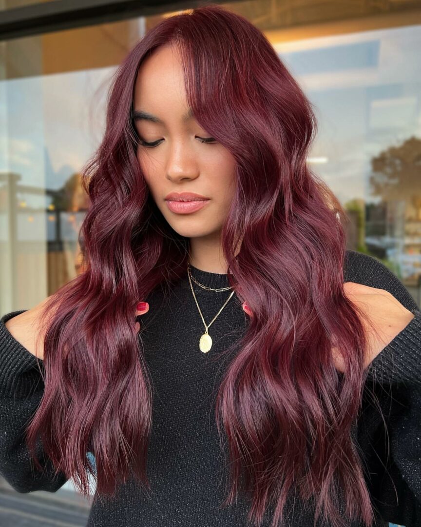 10 colores de pelo rojo oscuro de moda perfectos para el Año Nuevo