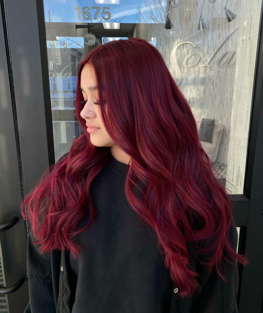 10 colores de pelo rojo oscuro de moda perfectos para el Año Nuevo