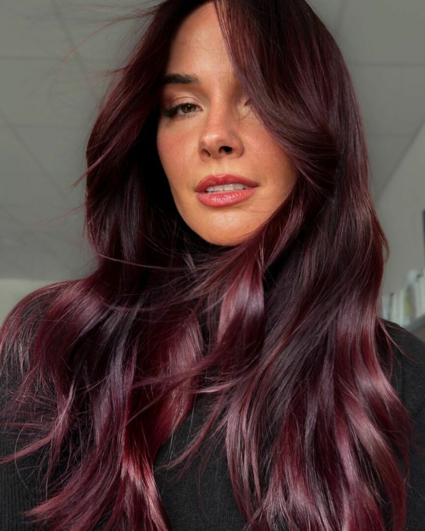10 colores de pelo rojo oscuro de moda perfectos para el Año Nuevo