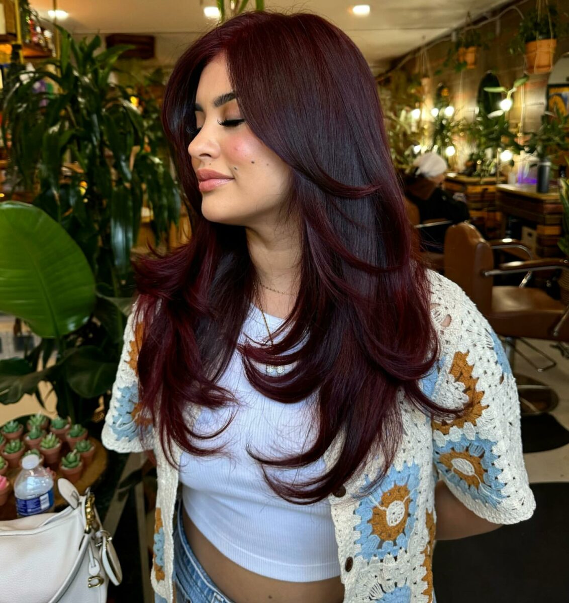 10 colores de pelo rojo oscuro de moda perfectos para el Año Nuevo