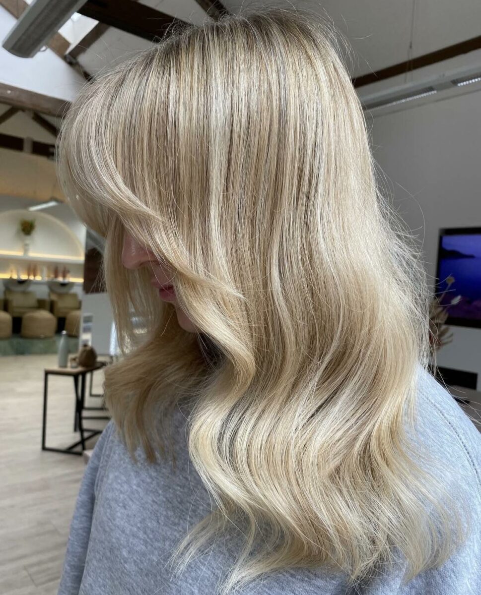 11 Beautiful Curtain Bangs With Wavy Hair For A Trendy Vibe