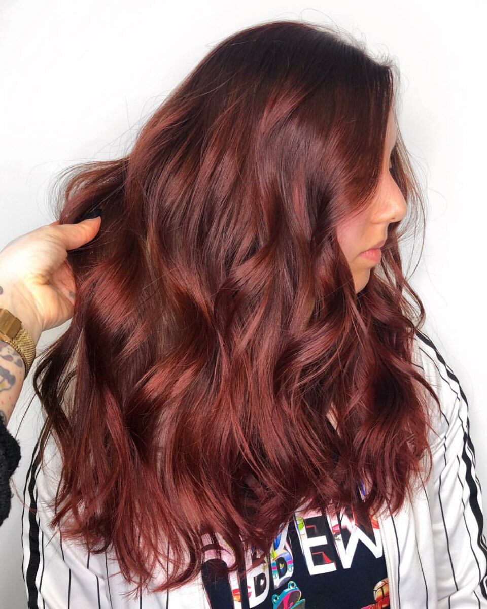 10 colores de pelo rojo oscuro de moda perfectos para el Año Nuevo
