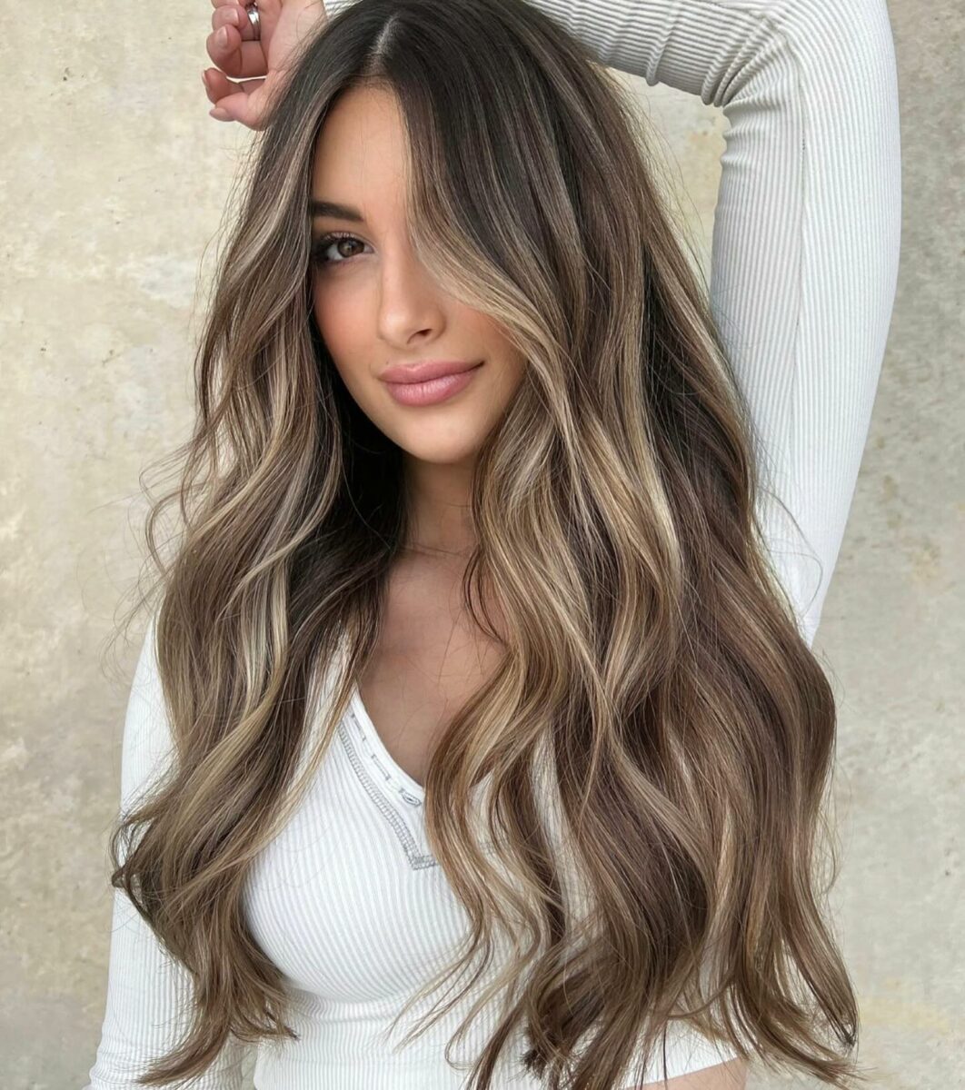 10 superbes idées de cheveux bruns avec mèches qui vous inspireront