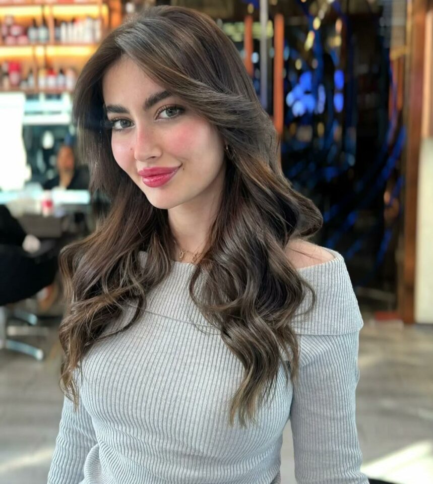 11 Beautiful Curtain Bangs With Wavy Hair For A Trendy Vibe