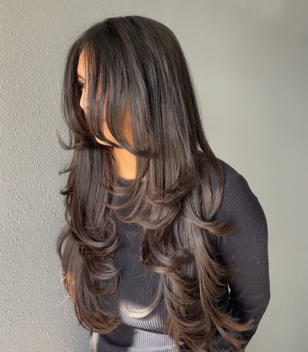 10 cortes de pelo a capas con flequillo cortina que elevarán tu look a ...