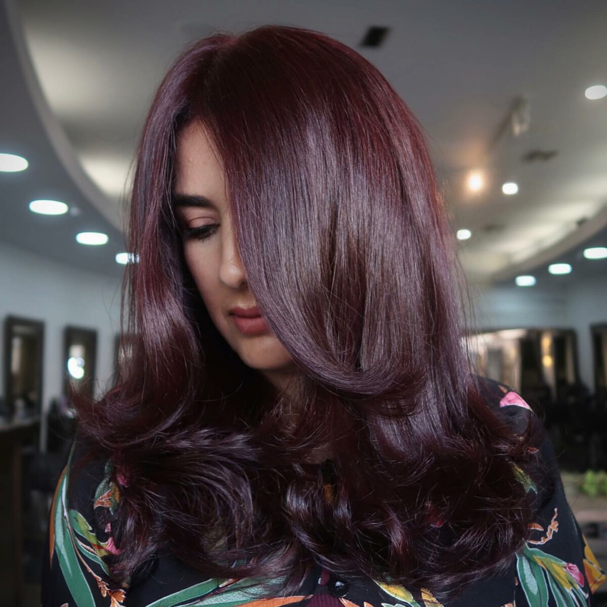 10 colores de pelo rojo oscuro de moda perfectos para el Año Nuevo