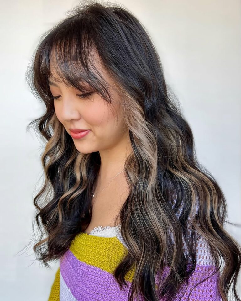 11 ideas de pelo oscuro con mechas rubias para un contraste impresionante