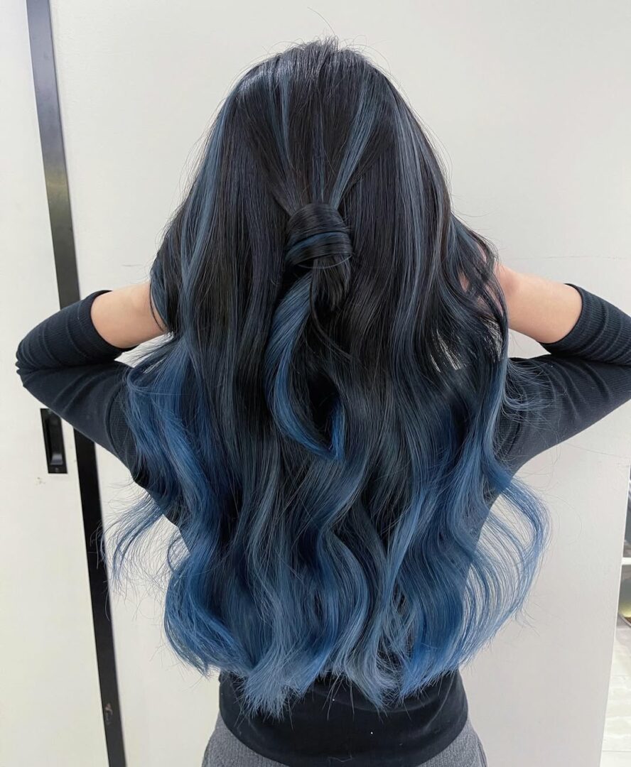10 ideas para el pelo azul oscuro que transformarán tu look diario